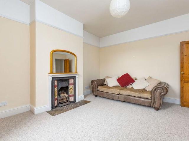 2 bedroom end of terrace house to rent