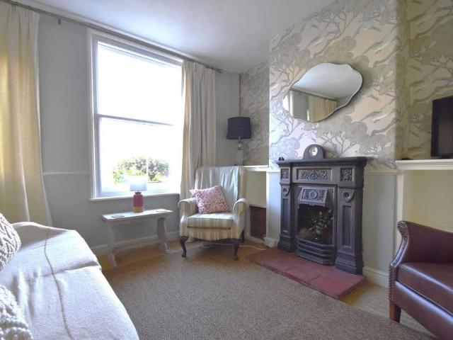 2 bedroom end of terrace house to rent