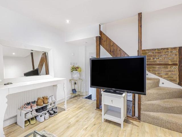 2 bedroom end of terrace house to rent