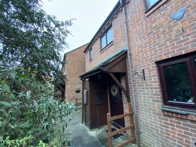 2 bedroom end of terrace house to rent
