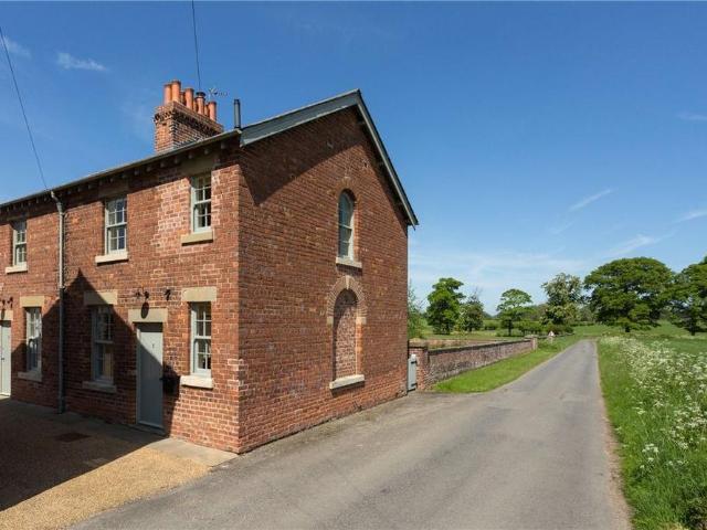 2 bedroom end of terrace house to rent