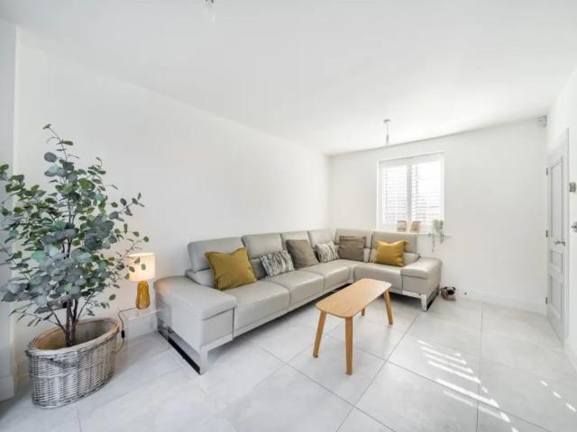 2 bedroom end of terrace house to rent