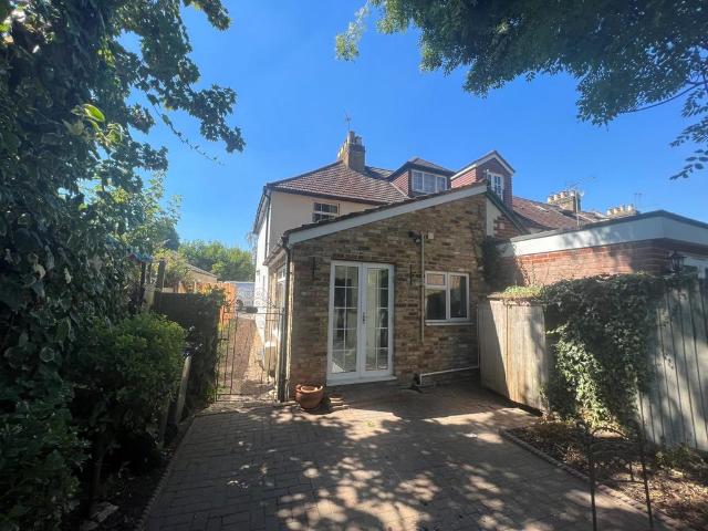2 bedroom end of terrace house to rent