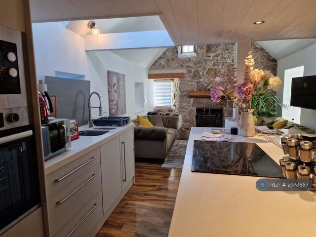 2 bedroom end of terrace house to rent