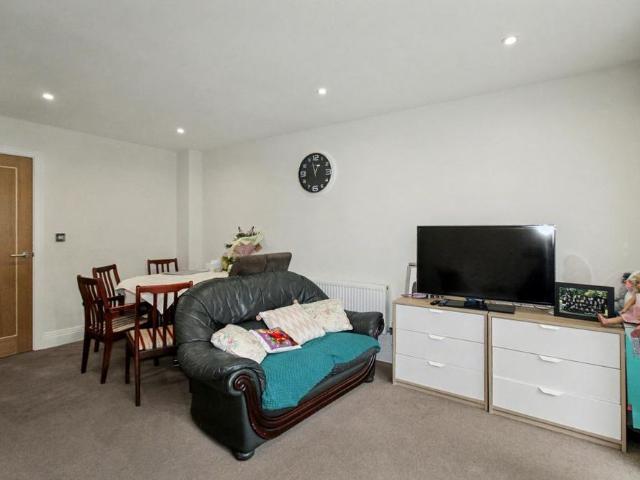 2 bedroom end of terrace house to rent