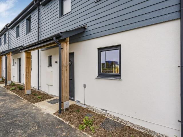 2 bedroom end of terrace house to rent