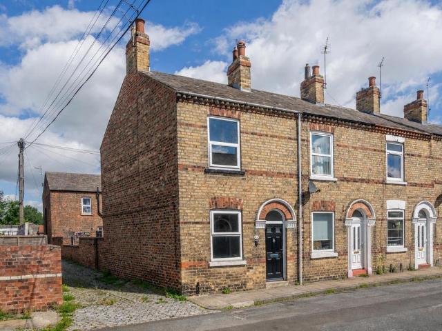 2 bedroom end of terrace house to rent