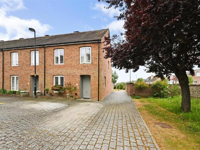 2 bedroom end of terrace house to rent