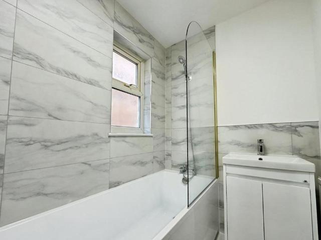 2 bedroom end of terrace house to rent