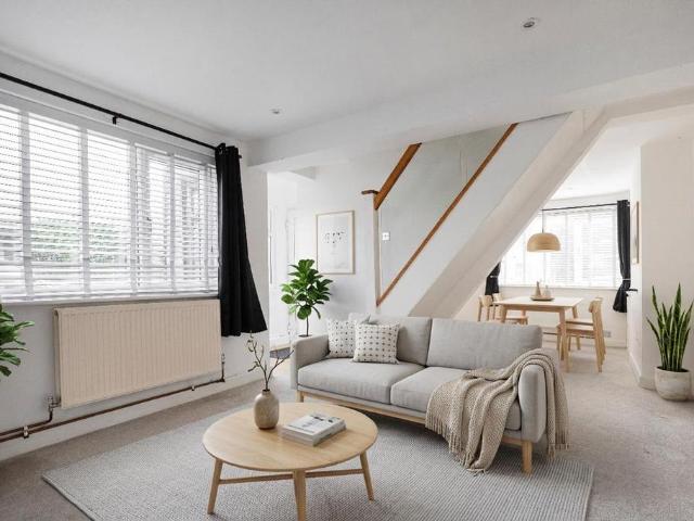 2 bedroom end of terrace house to rent