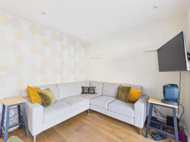 2 bedroom end of terrace house to rent