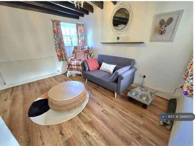 2 bedroom end of terrace house to rent