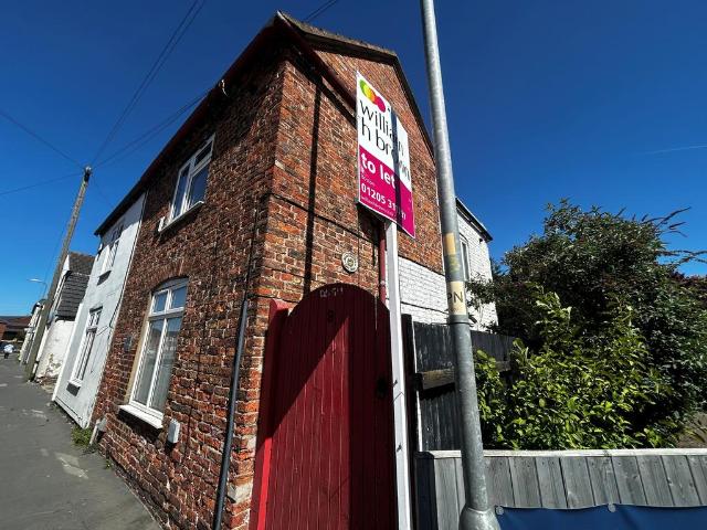 2 bedroom end of terrace house to rent