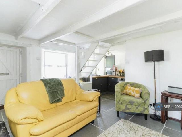 2 bedroom end of terrace house to rent