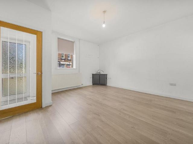 2 bedroom end of terrace house to rent