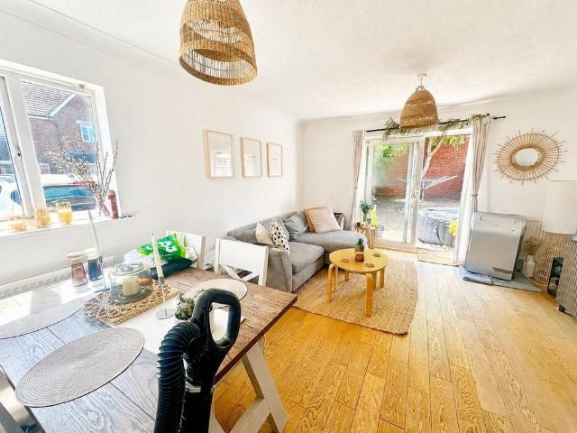 2 bedroom end of terrace house to rent
