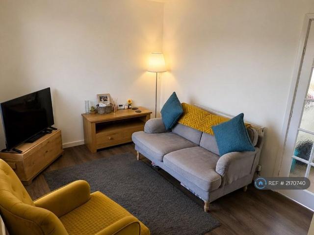 2 bedroom end of terrace house to rent