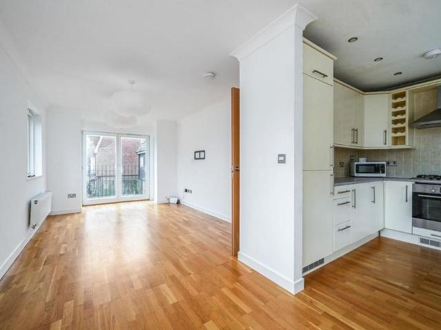 2 bedroom end of terrace house to rent