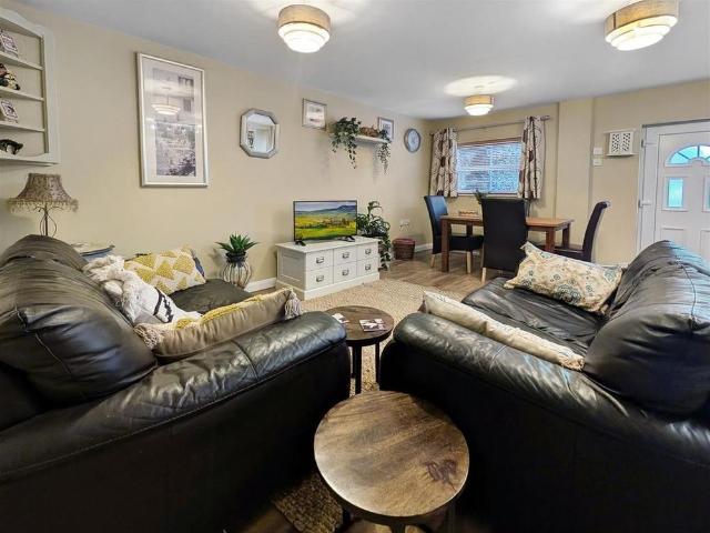 2 bedroom end of terrace house to rent