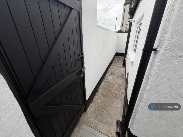 2 bedroom end of terrace house to rent