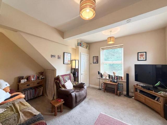 2 bedroom end of terrace house to rent