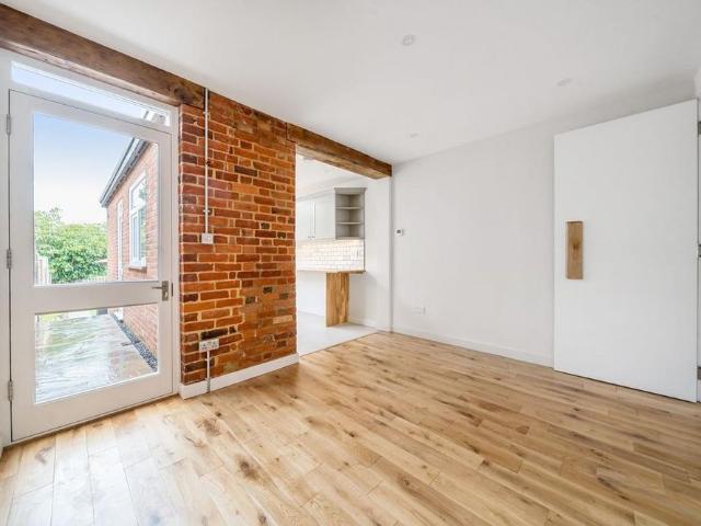 2 bedroom end of terrace house to rent