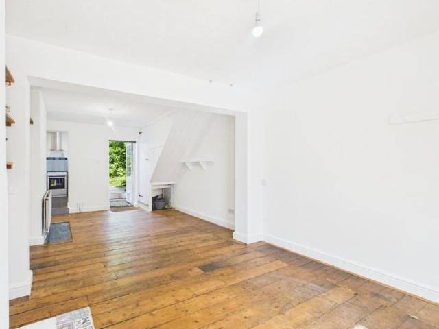2 bedroom end of terrace house to rent
