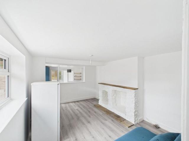 2 bedroom end of terrace house to rent