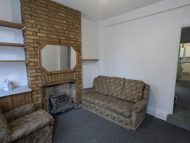 2 bedroom end of terrace house to rent