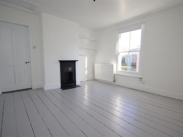 2 bedroom end of terrace house to rent