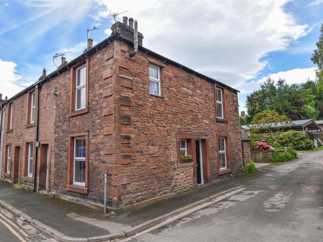 2 bedroom end of terrace house to rent