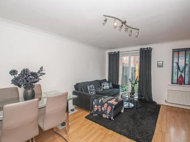 2 bedroom end of terrace house to rent
