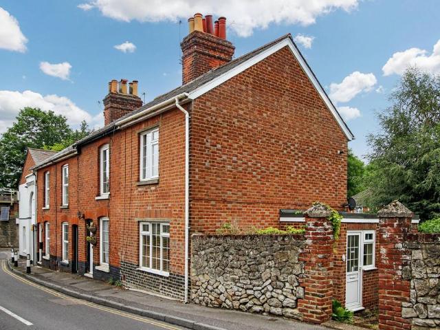 2 bedroom end of terrace house to rent