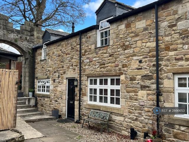 2 bedroom end of terrace house to rent