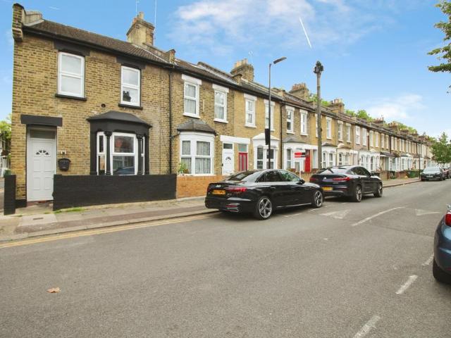 2 bedroom end of terrace house to rent