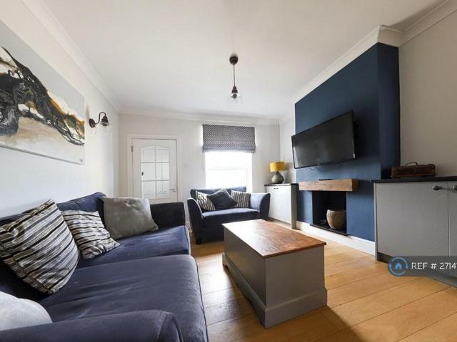 2 bedroom end of terrace house to rent