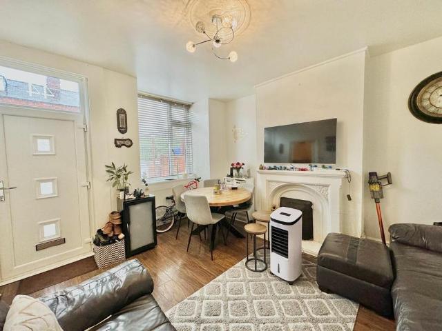 2 bedroom end of terrace house to rent