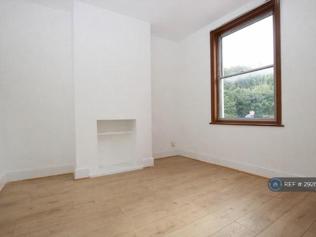 2 bedroom end of terrace house to rent