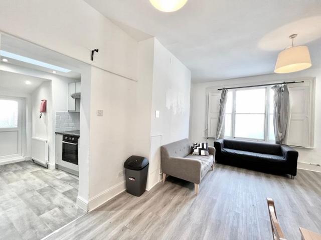 2 bedroom end of terrace house to rent