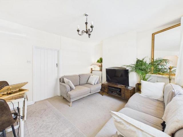 2 bedroom end of terrace house to rent