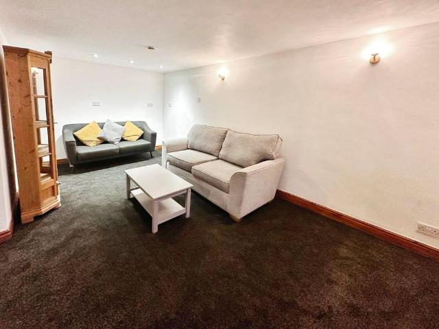 2 bedroom end of terrace house to rent