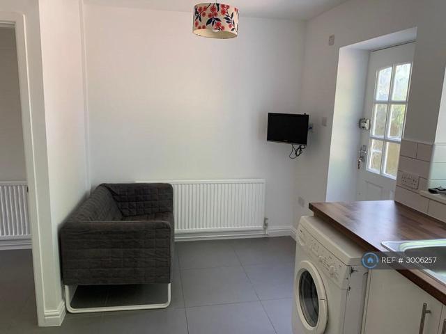 2 bedroom end of terrace house to rent