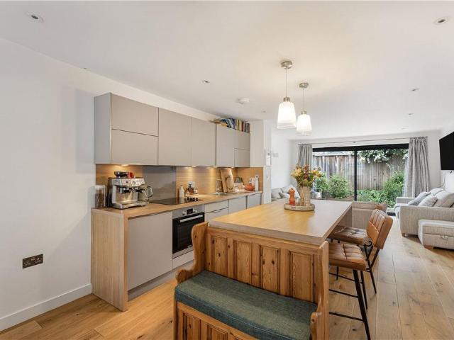 2 bedroom end of terrace house to rent