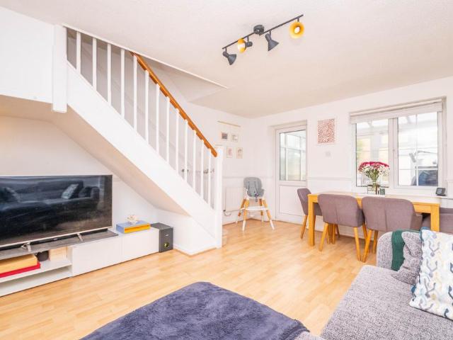 2 bedroom end of terrace house to rent