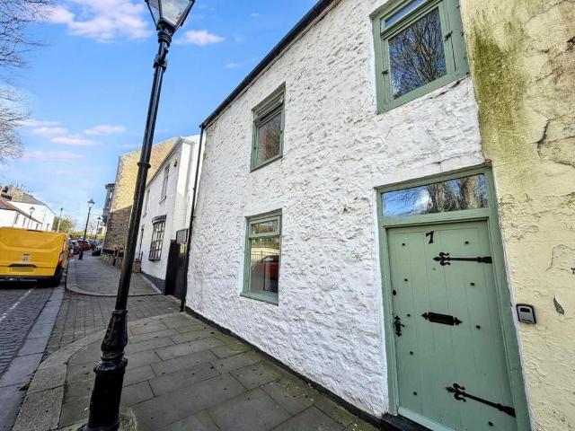 2 bedroom end of terrace house to rent