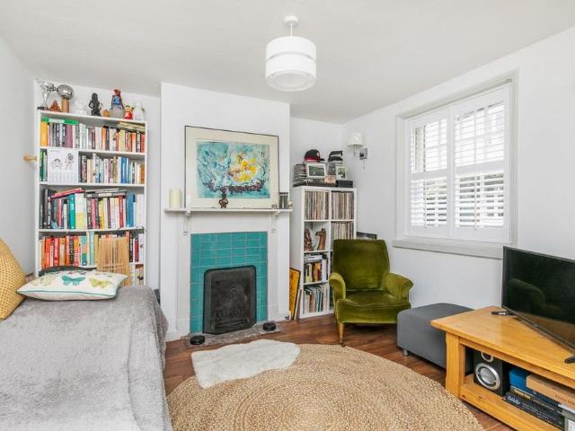 2 bedroom end of terrace house to rent