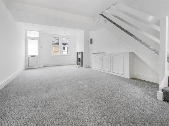 2 bedroom end of terrace house to rent