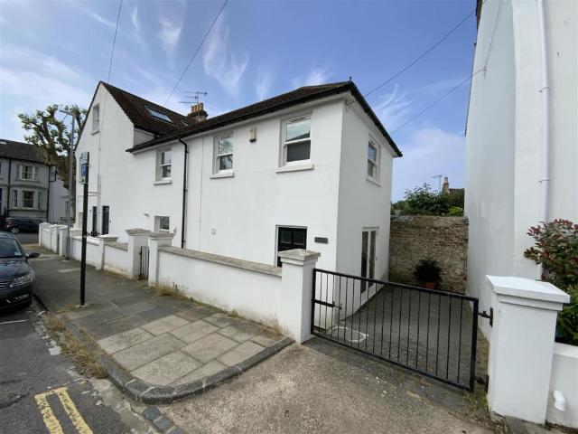 2 bedroom end of terrace house to rent