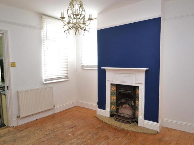 2 bedroom end of terrace house to rent