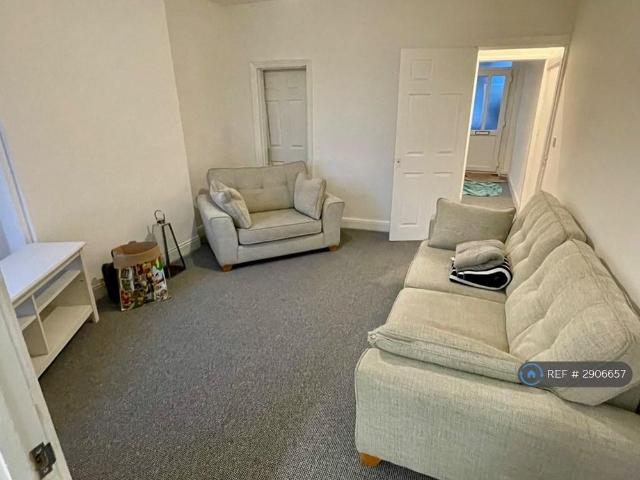 2 bedroom end of terrace house to rent